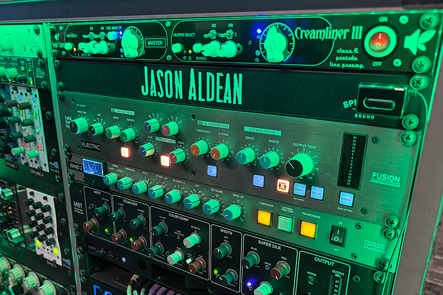 Jason Aldean's Full Throttle Tour in Full Swing, Featuring Two Solid ...